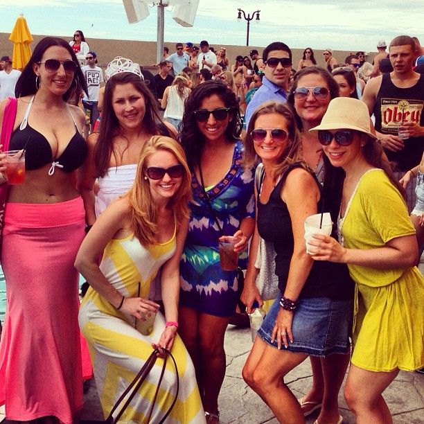 push her to the edge of the group | Scrolller