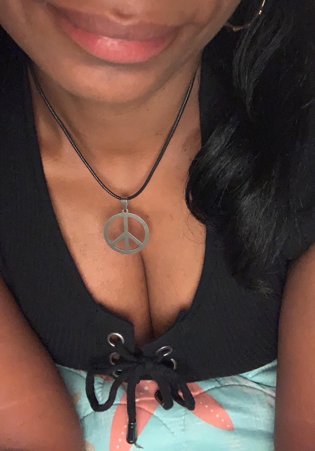 Put it right here daddy on the lips | Scrolller