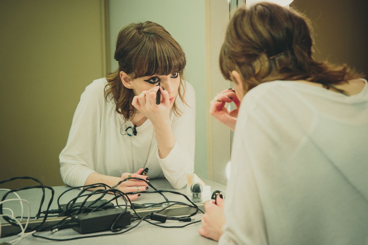 Putting on her makeup | Scrolller