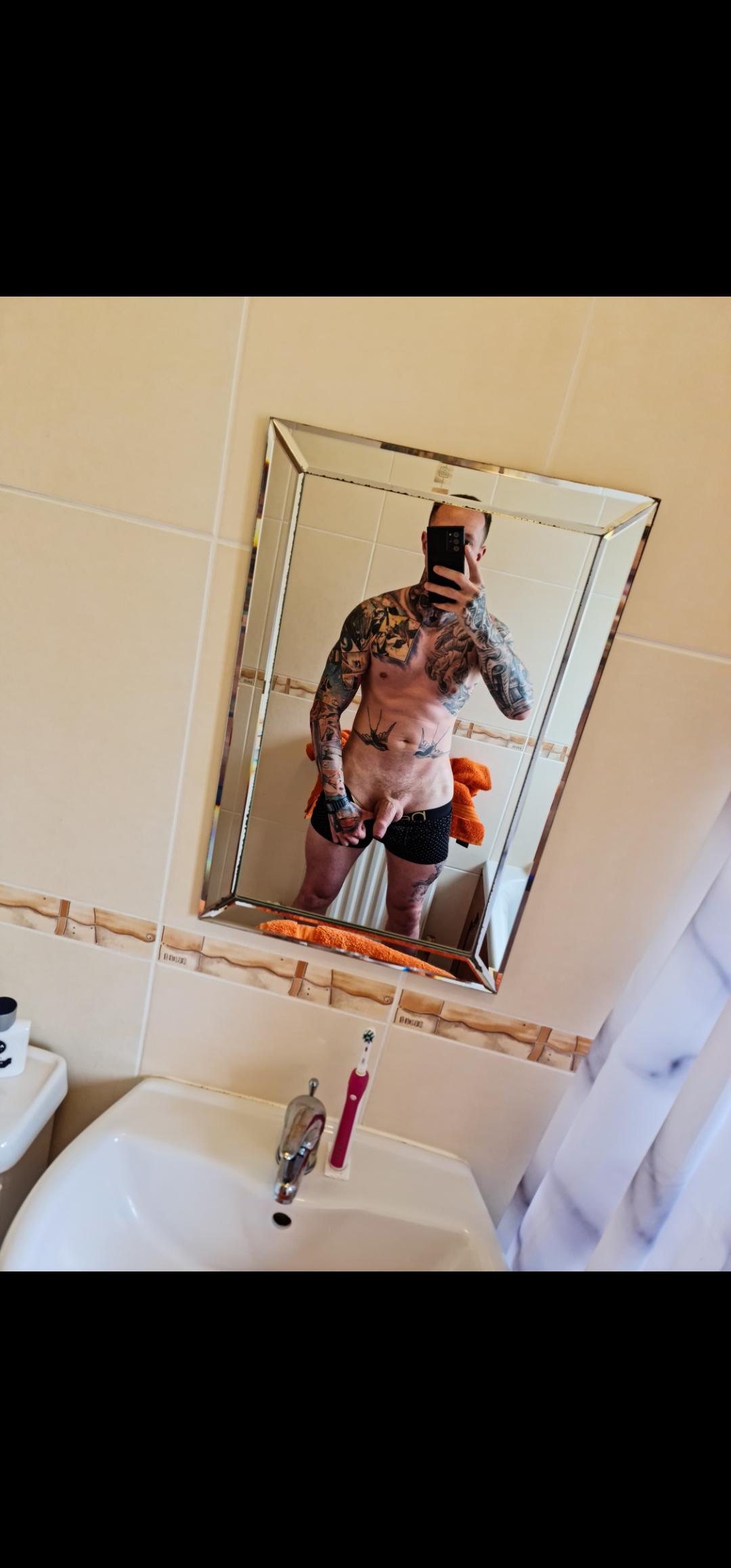 Quick bathroom flash 😏 | Scrolller