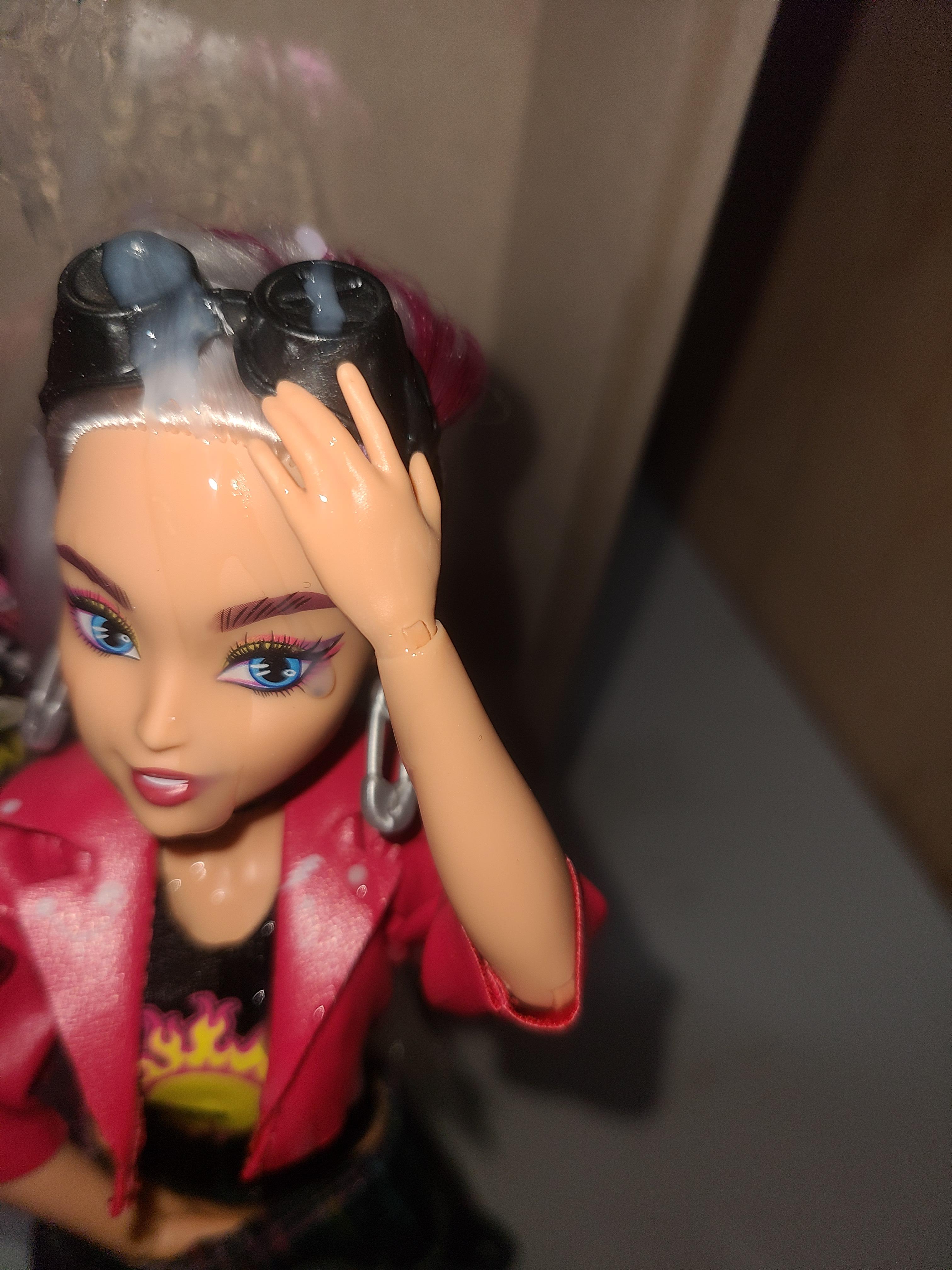 Rallee kept her hand down her pants | Scrolller