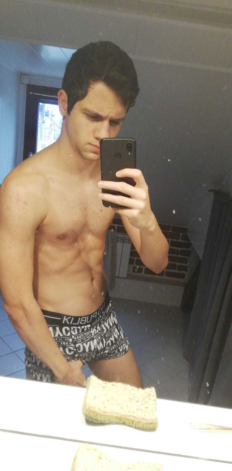 Random bathroom selfie | Scrolller