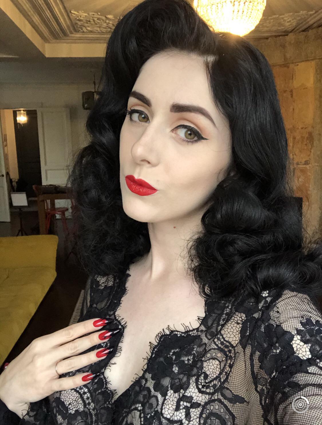 Red lips forever | Scrolller