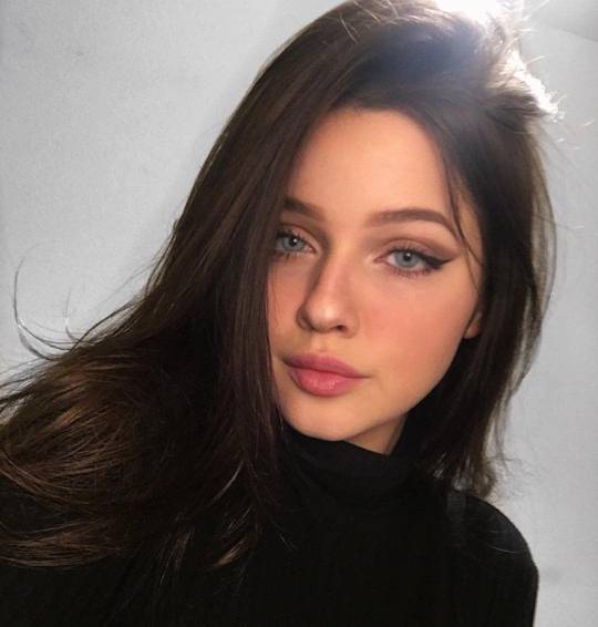 Red Lips | Scrolller