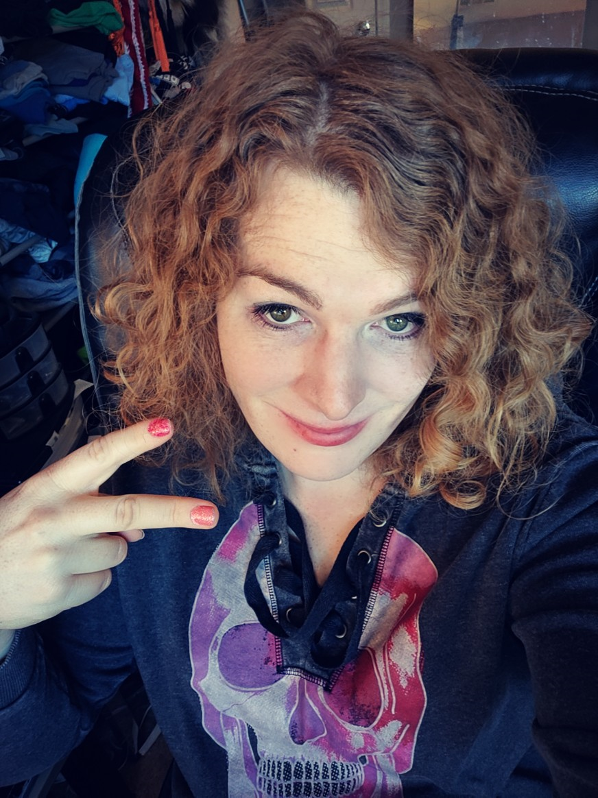 Red lips, Red nails, Red hair, Red skulls | Scrolller