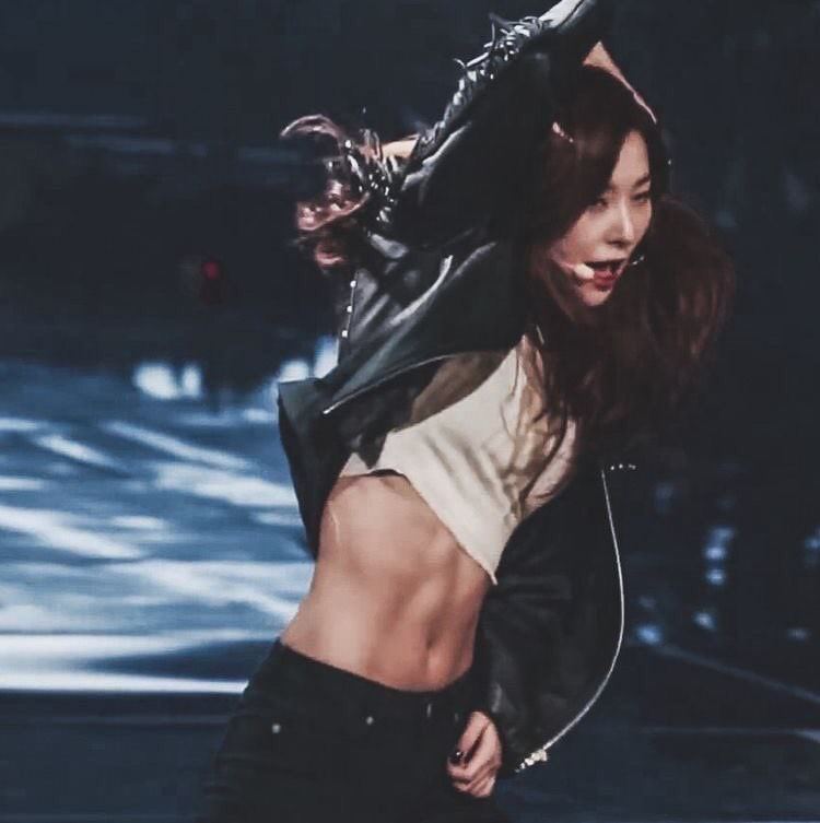Red Velvet - Seulgi's amazing abs | Scrolller