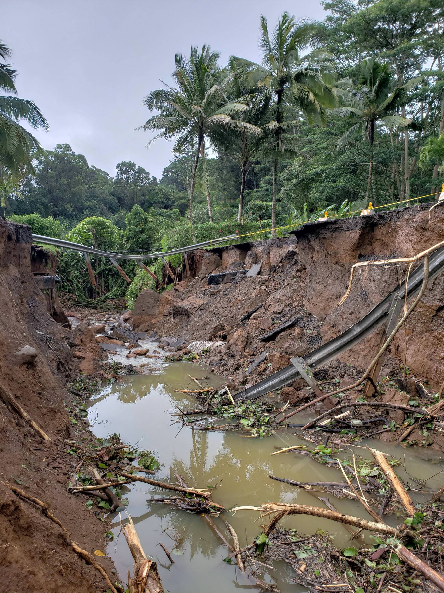 Road Eliminated by Hurricane Lane Flood Erosion | Scrolller