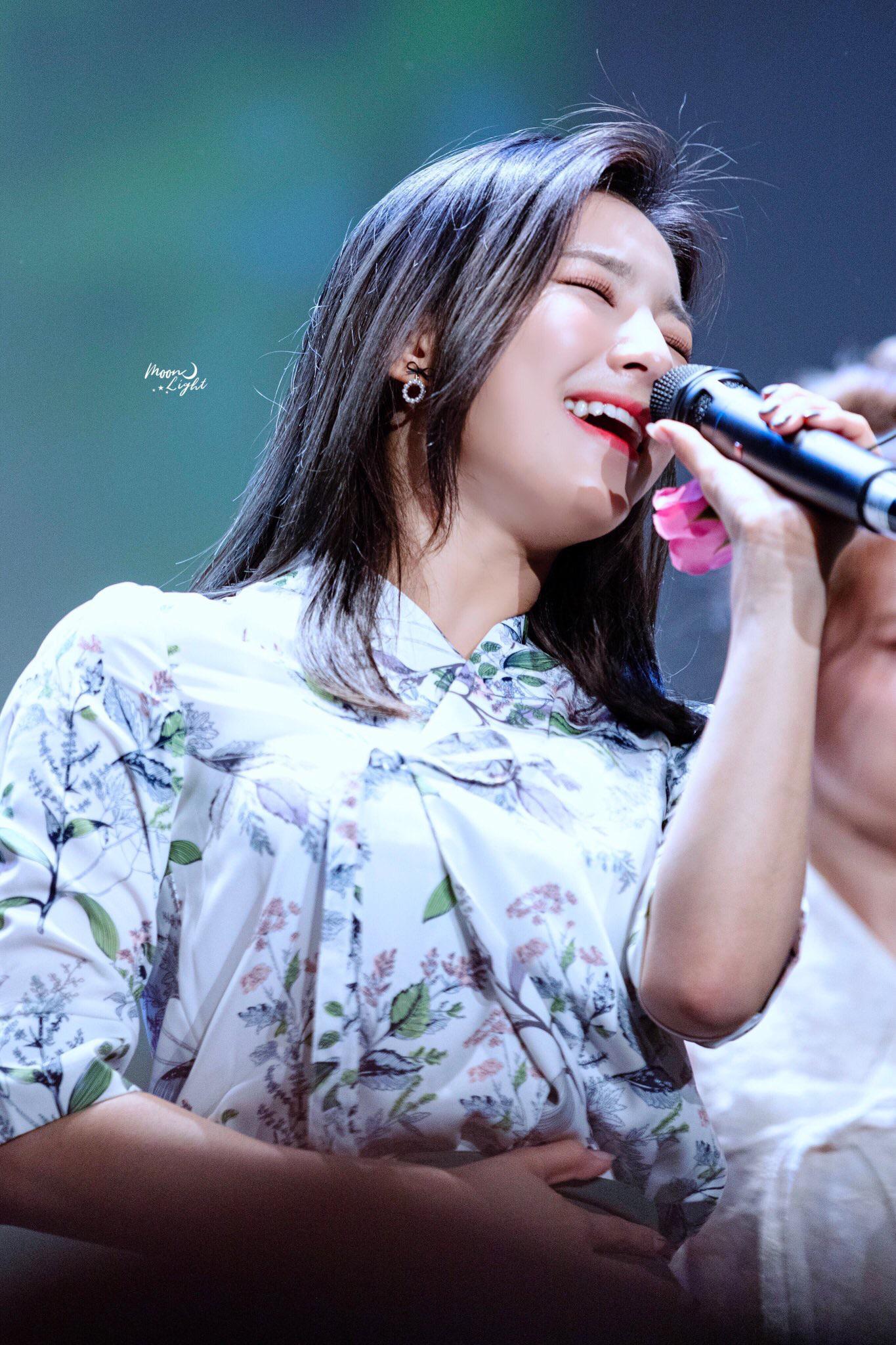 Saerom singing her heart out | Scrolller