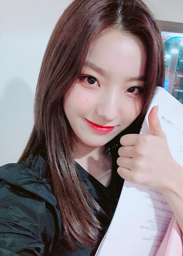 Saerom thumbs up | Scrolller