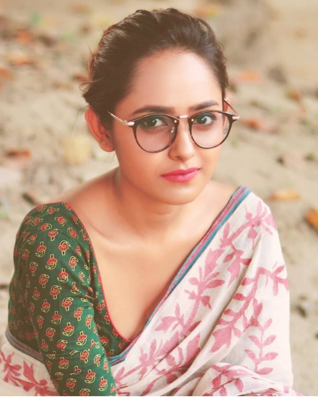 Saree and glasses. Killer combo! | Scrolller