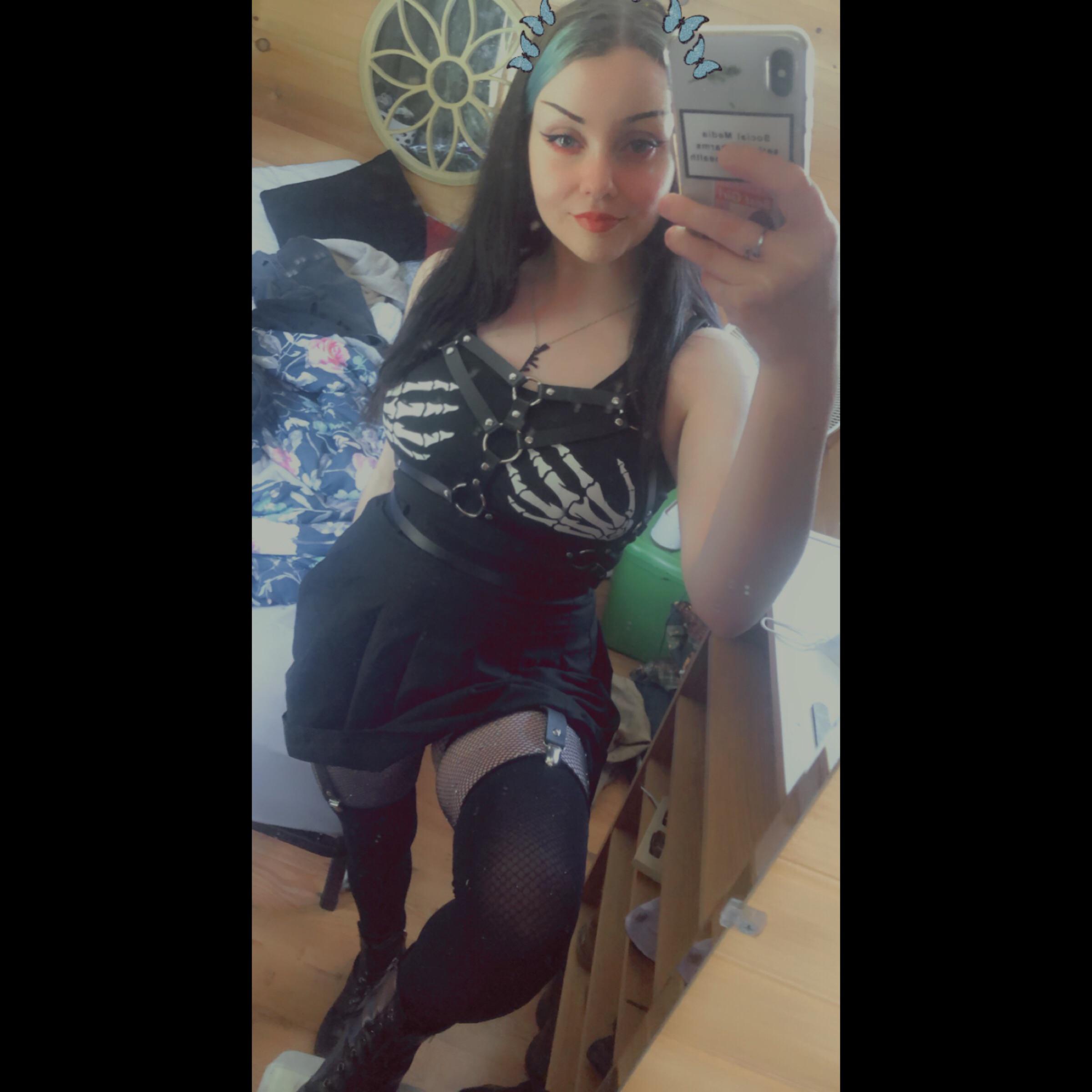 Scary spooky skeletons grabbing on my titties ;3 | Scrolller