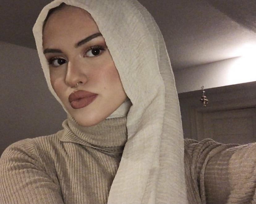 kiss or slap? | Scrolller