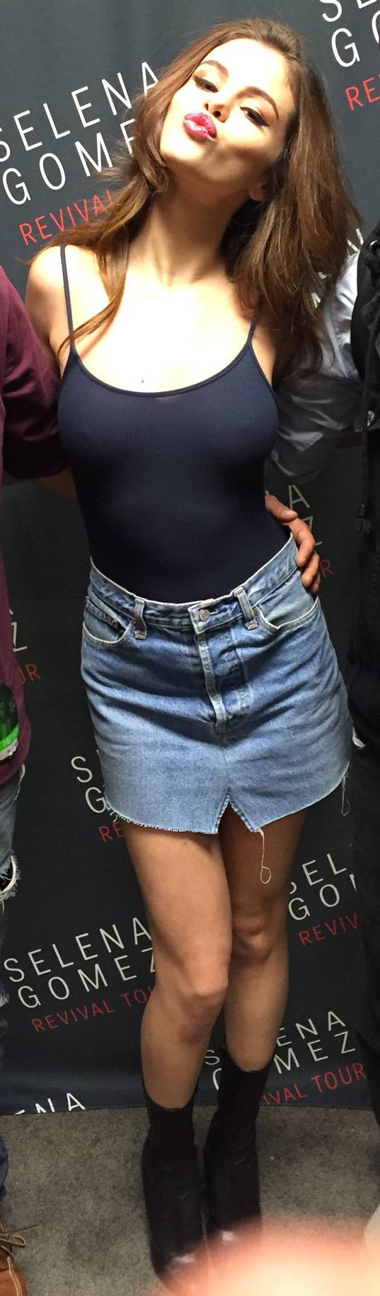 Selena Gomez - braless pokies at meet & greet | Scrolller