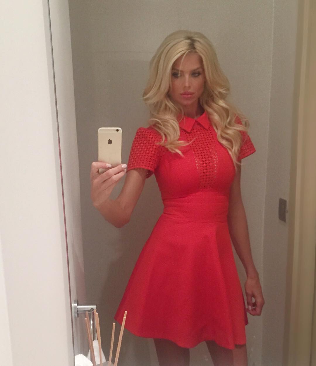 Selfie (XPost from r/TrophyWives) | Scrolller