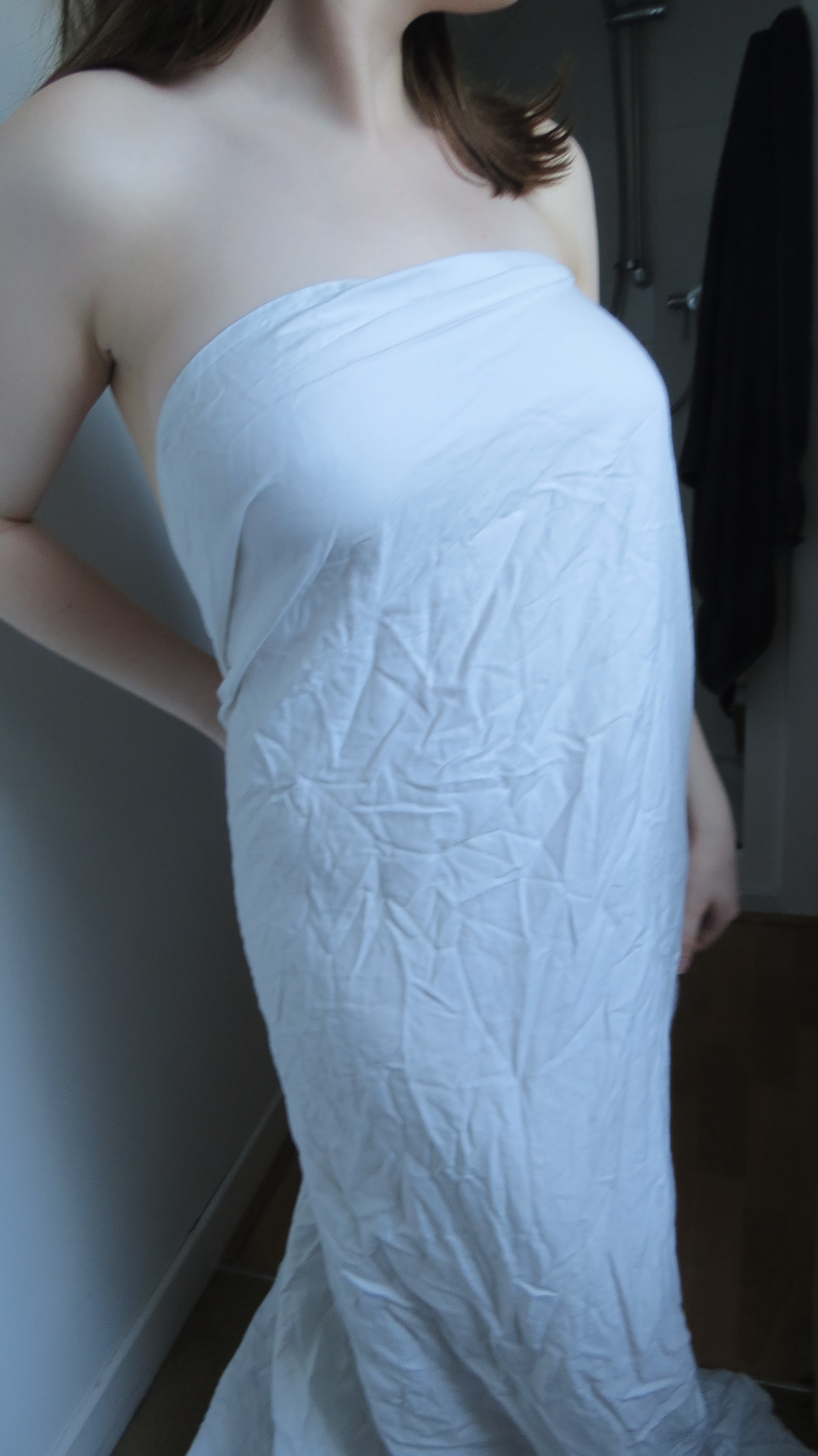 Hi there! I'm 5"1, pale and busty, will you let me post here? [F] | Scrolller