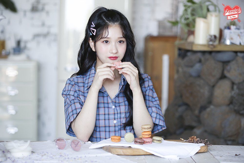 Seoyeon snacking | Scrolller