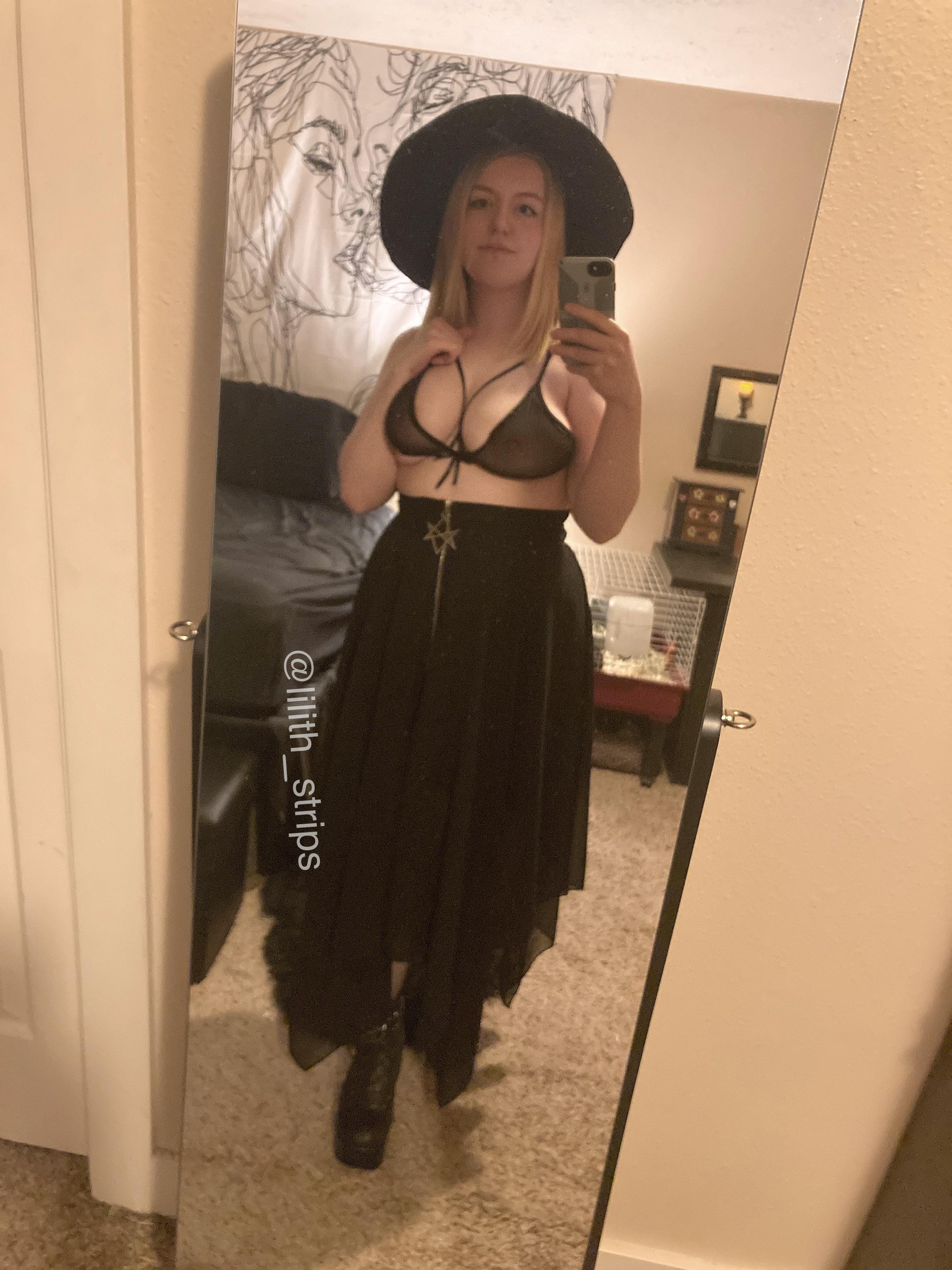 Sexting and Hexing 🖤 | Scrolller