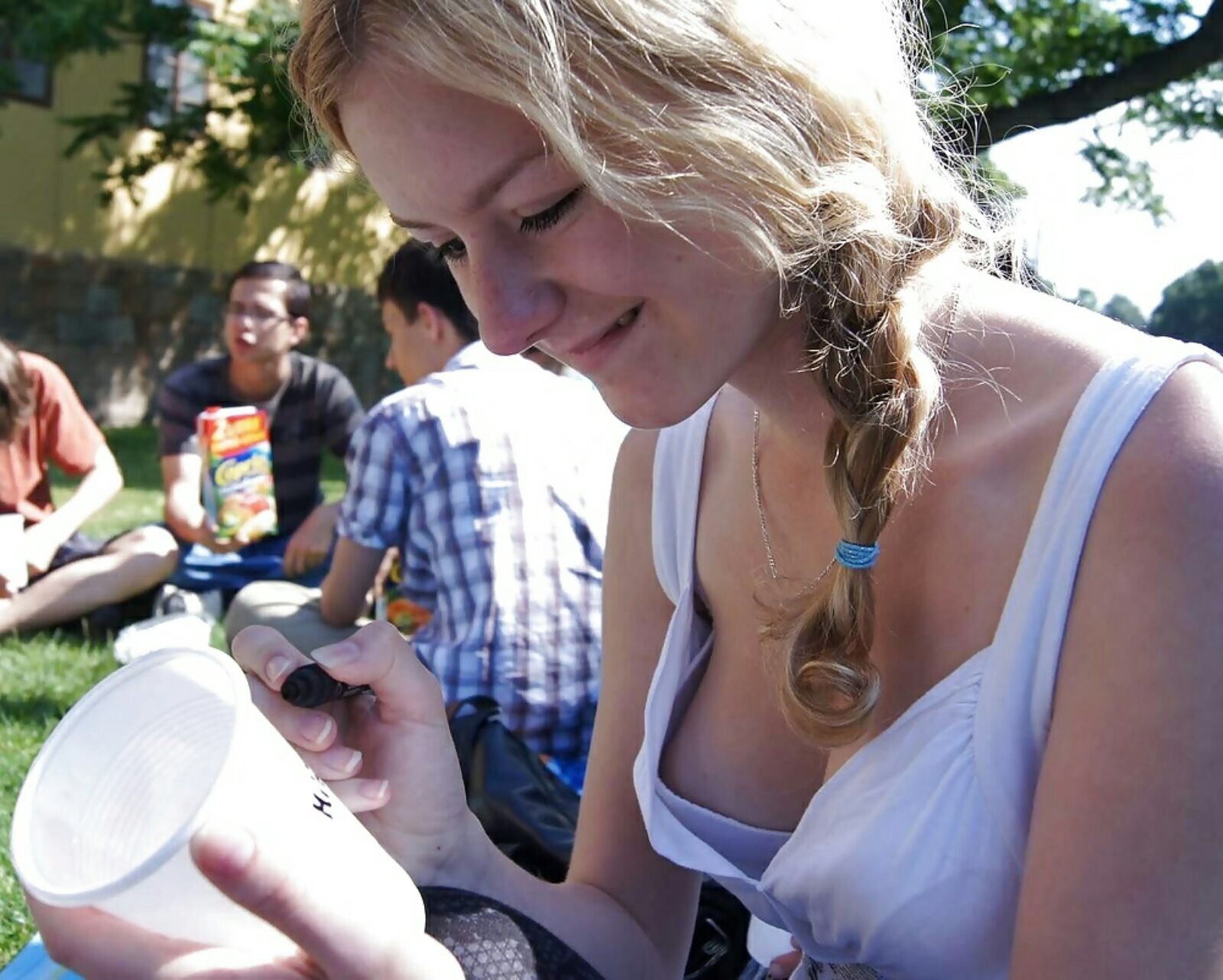 Sexy blonde signing | Scrolller