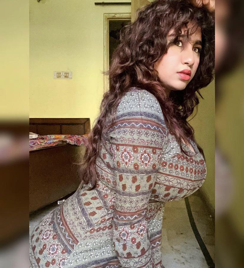 Sexy bustiness. | Scrolller