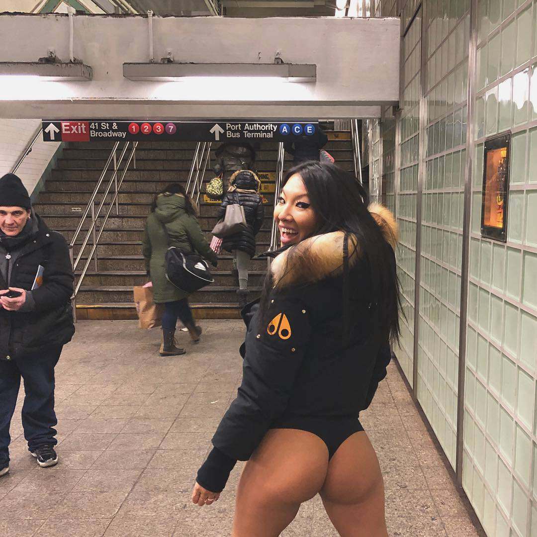 Sexy on the subway | Scrolller