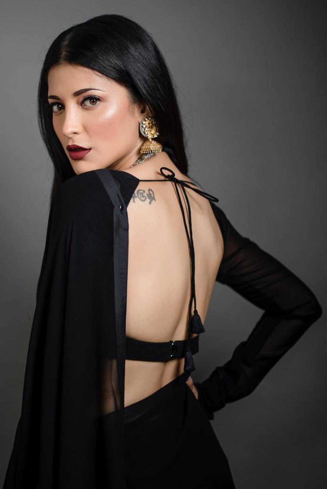 Sexy Shruthi Hassan in black backless saree | Scrolller