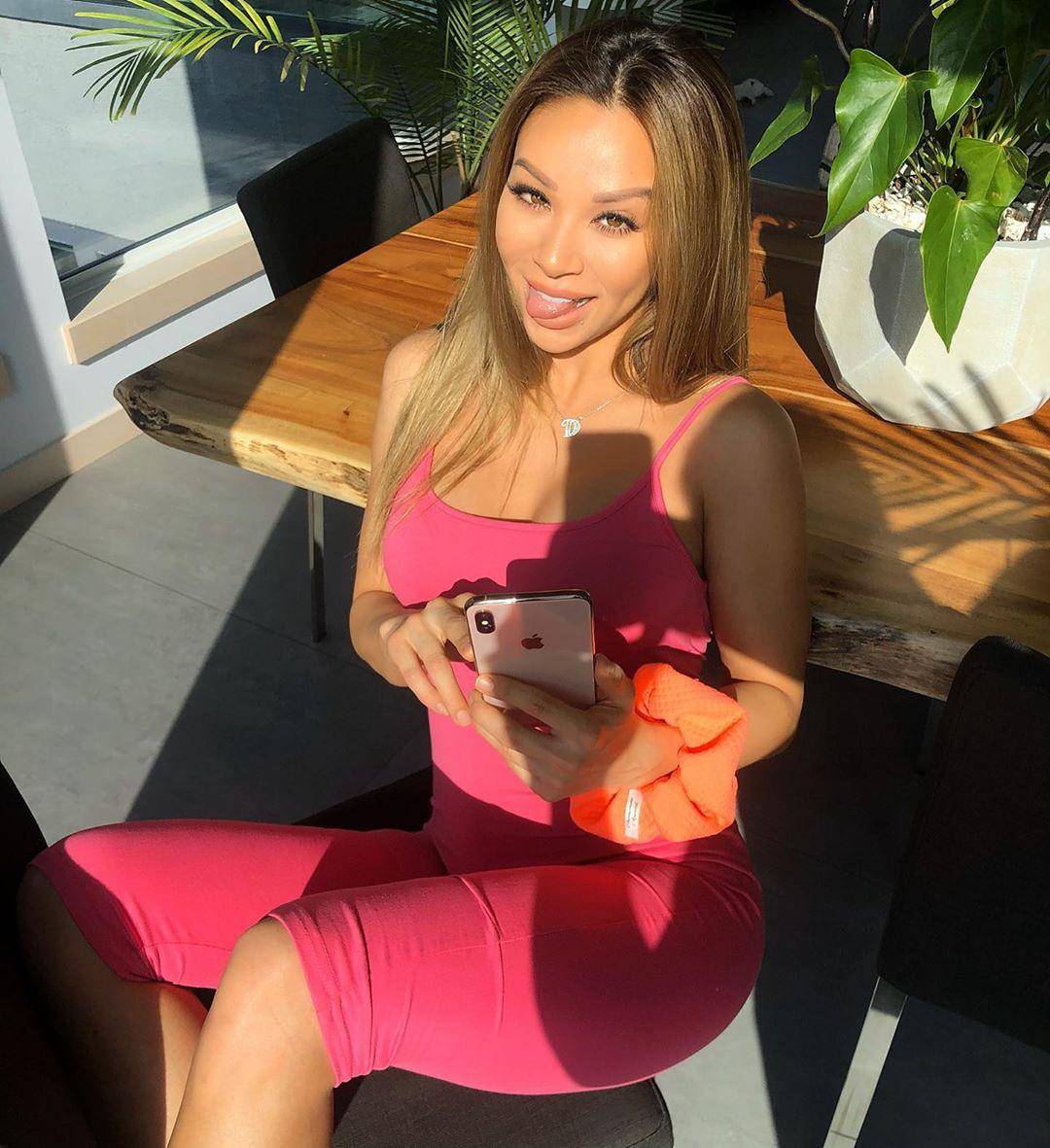 Sexy tease | Scrolller