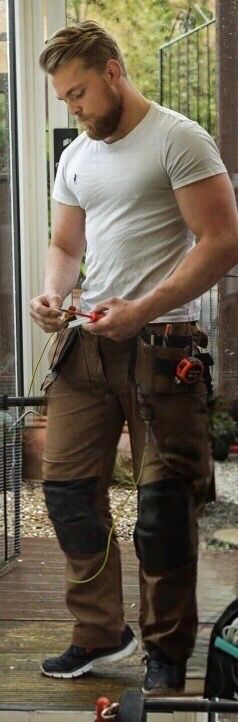 Sexy workman | Scrolller