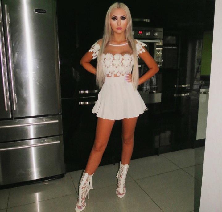 She caught you staring 😳 | Scrolller