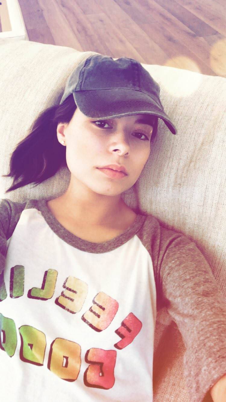 She looks bored | Scrolller