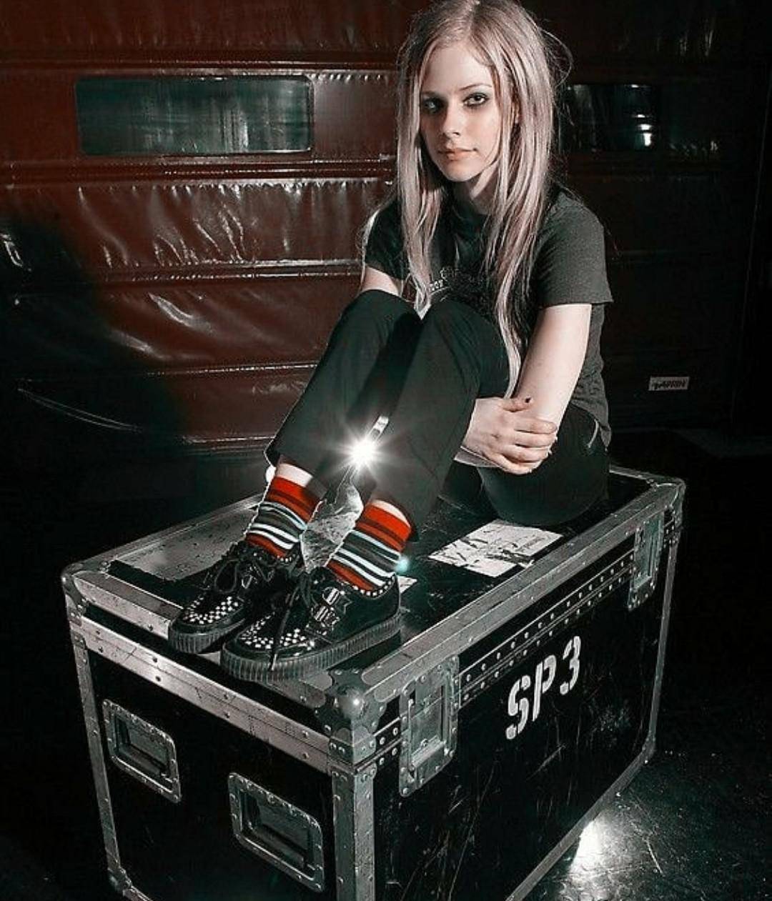 She looks so small here | Scrolller