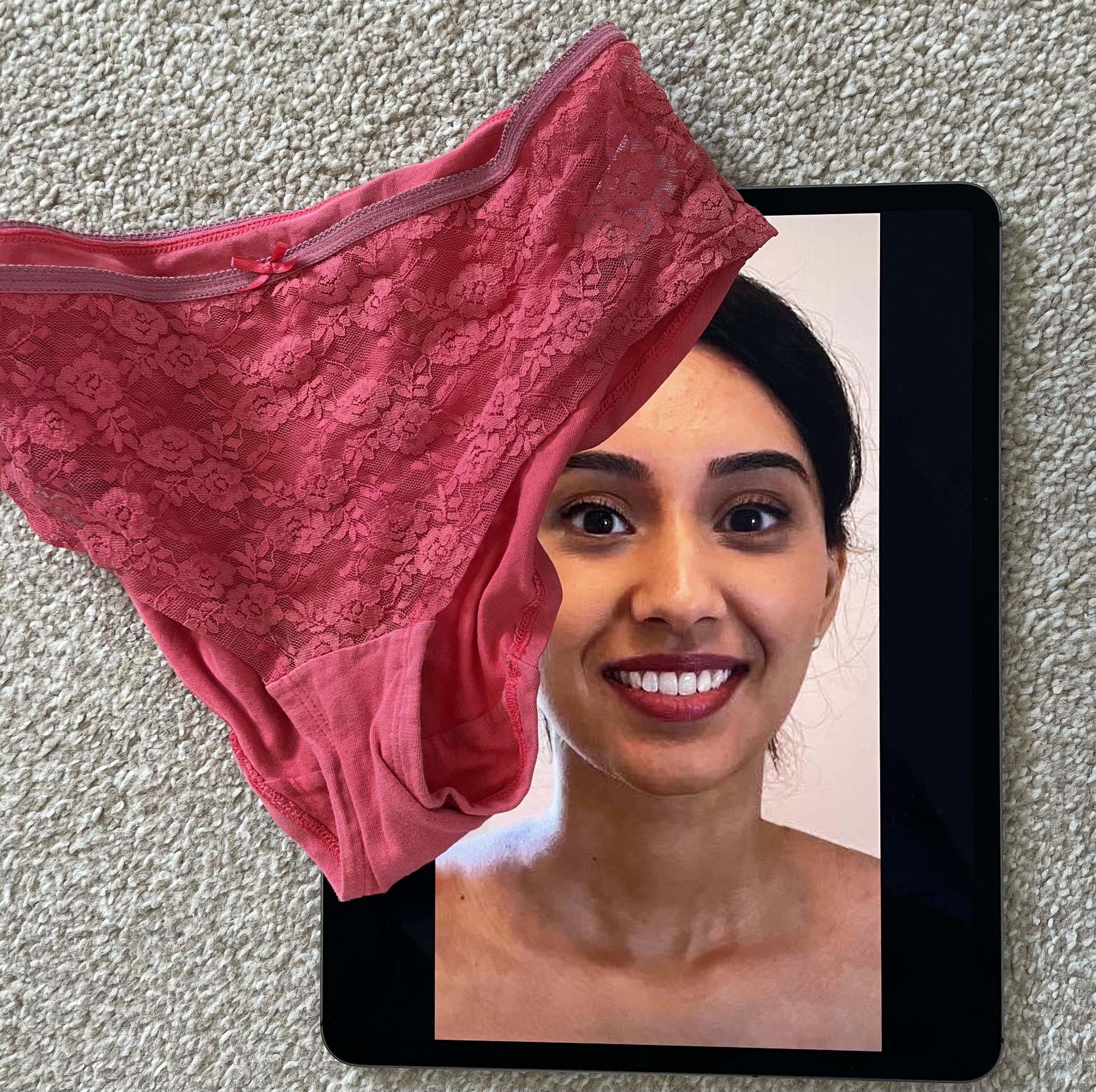She Loves Red Panties 😋 Scrolller
