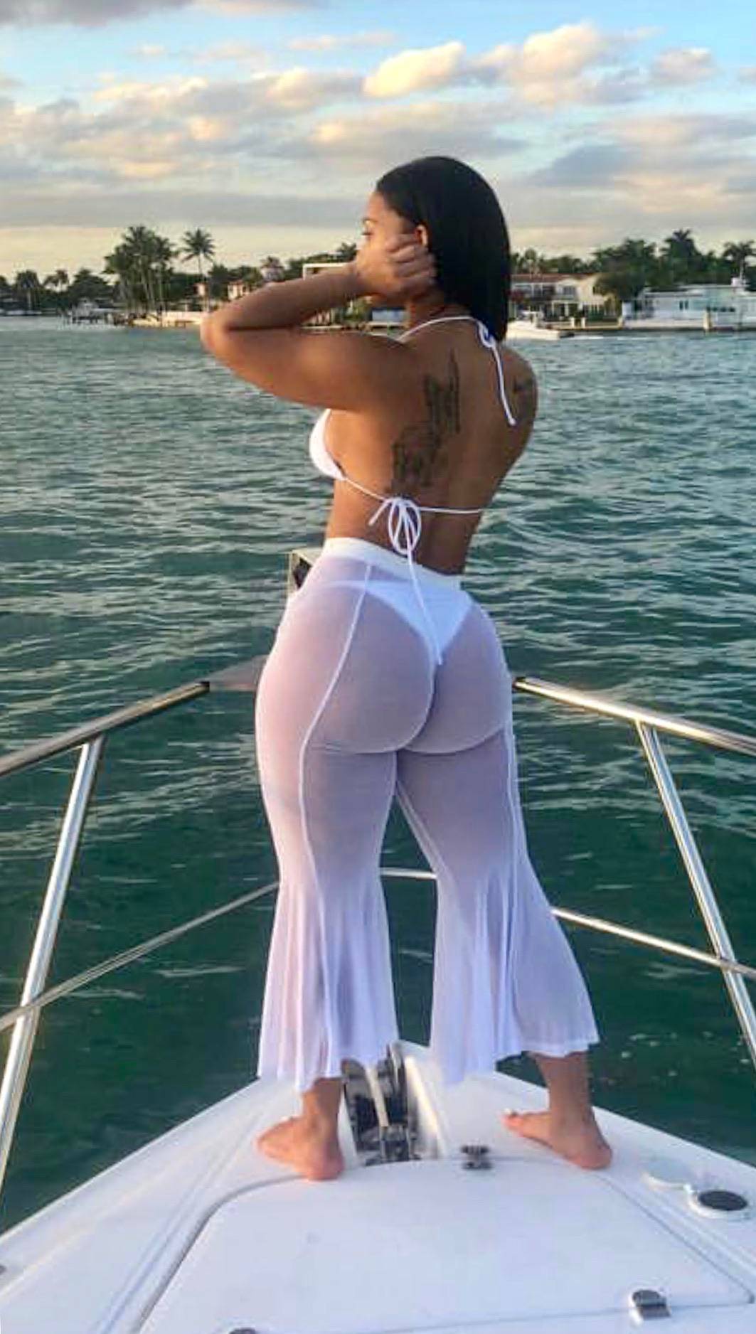 She’s thicker than a six pack of snickers. 🍑 | Scrolller