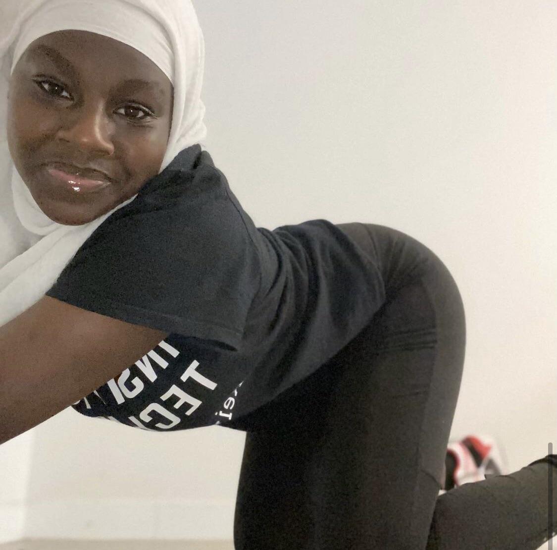 She should be proud of that arch | Scrolller