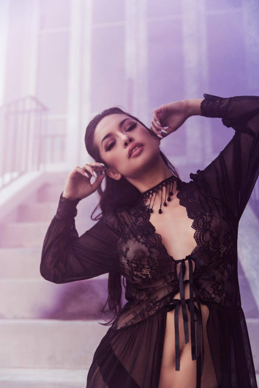 Sheer. Clear view, but not a flattering angle | Scrolller