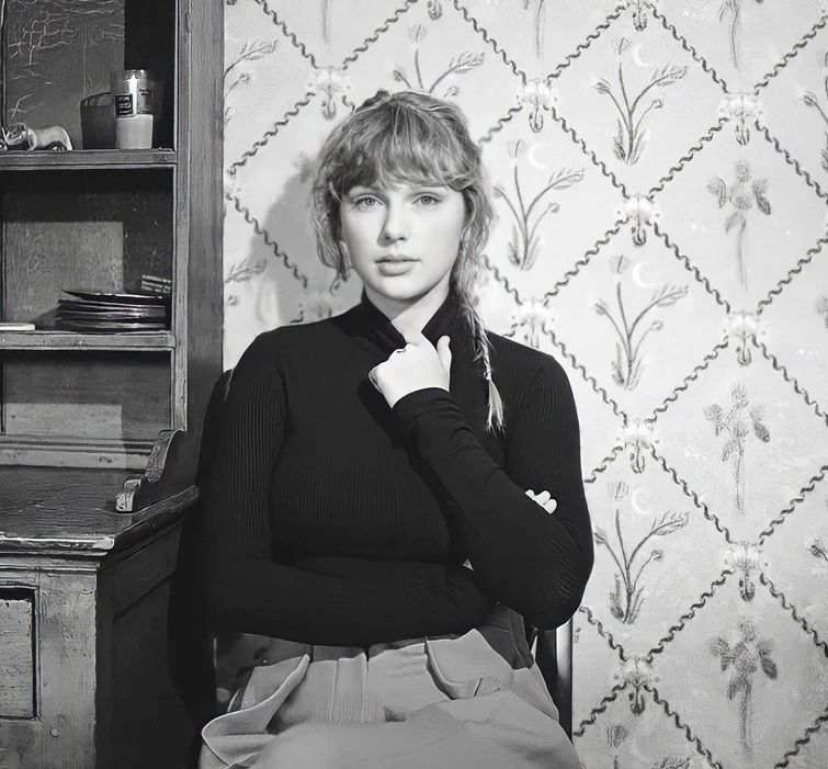 She's hot even in black and white | Scrolller