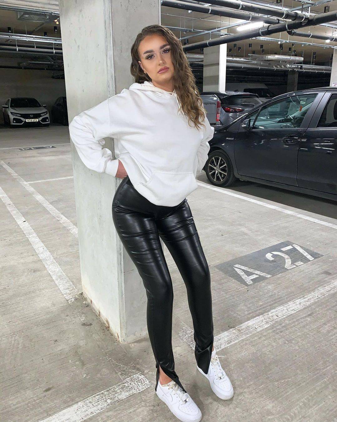 Shiny black leggings | Scrolller