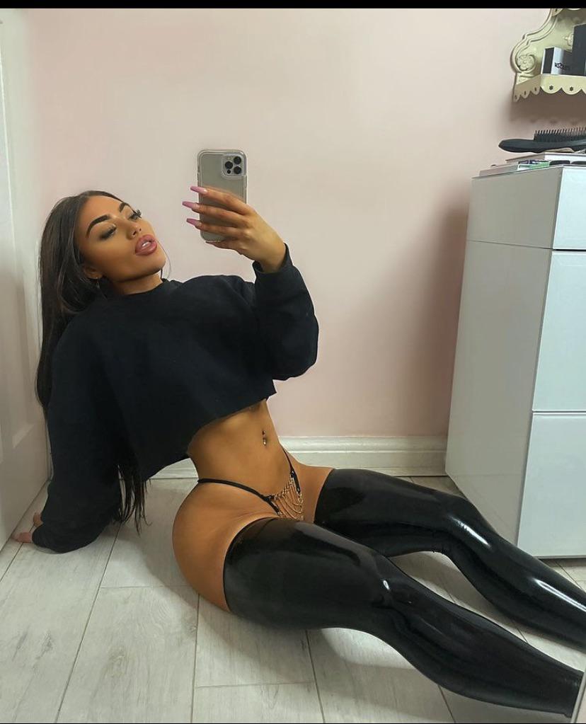 Shiny thighs and tiny waist | Scrolller