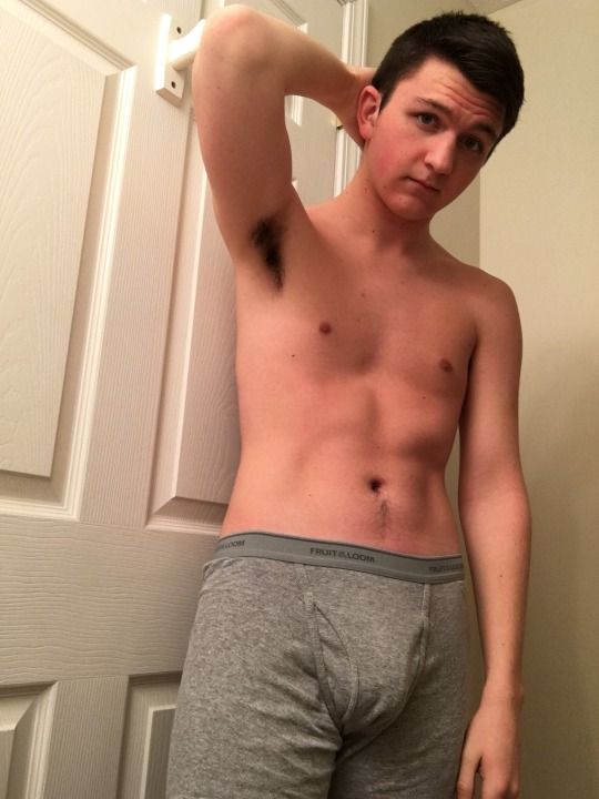 Shirtless Twink | Scrolller
