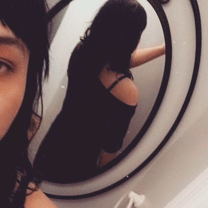 Shoulder exposed 🥺 | Scrolller