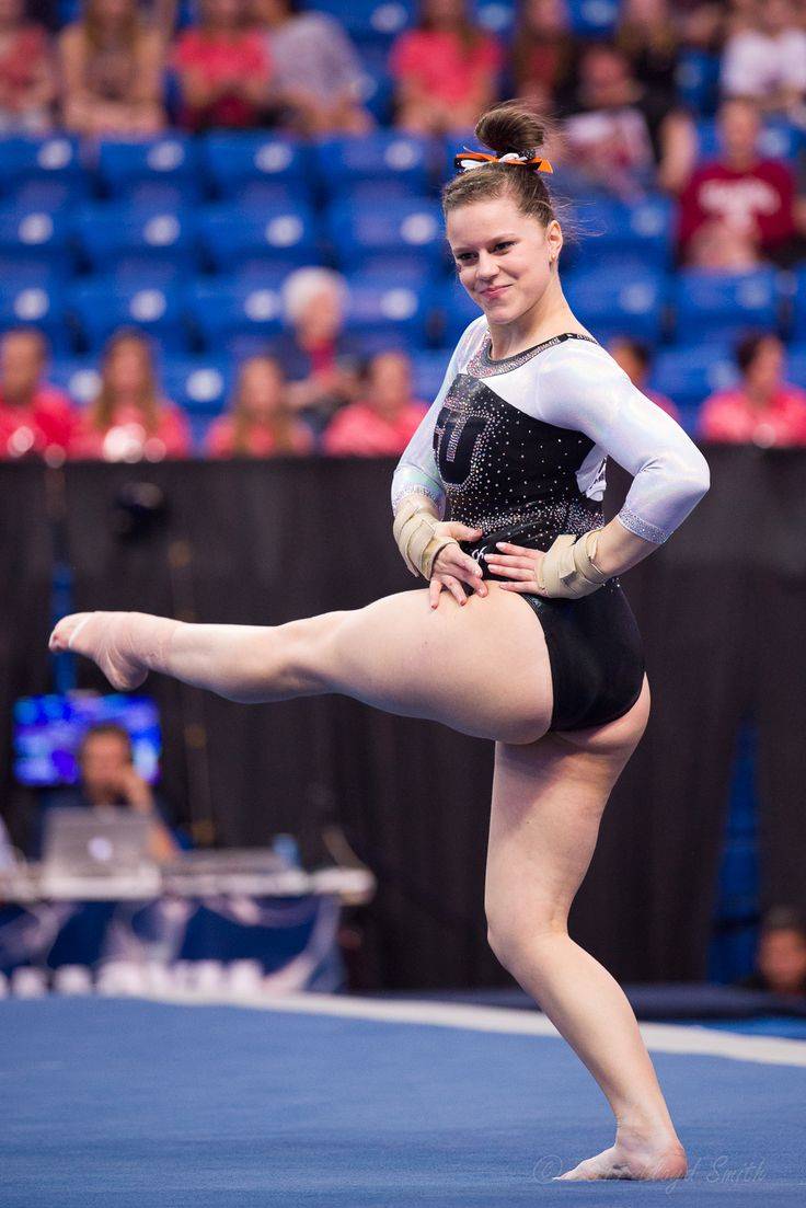 Showcasing her thighs | Scrolller