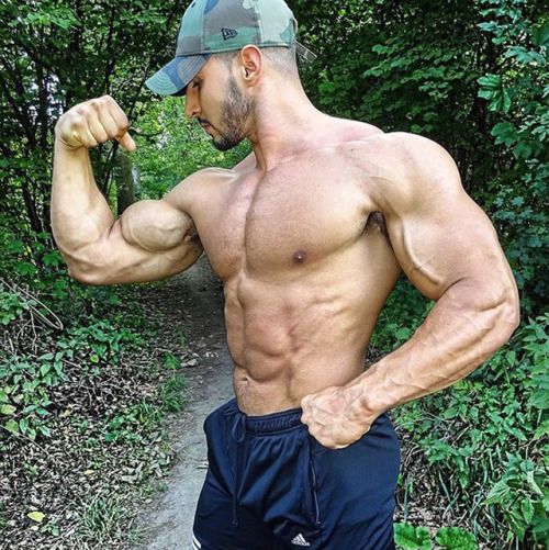 Showing off them muscles | Scrolller