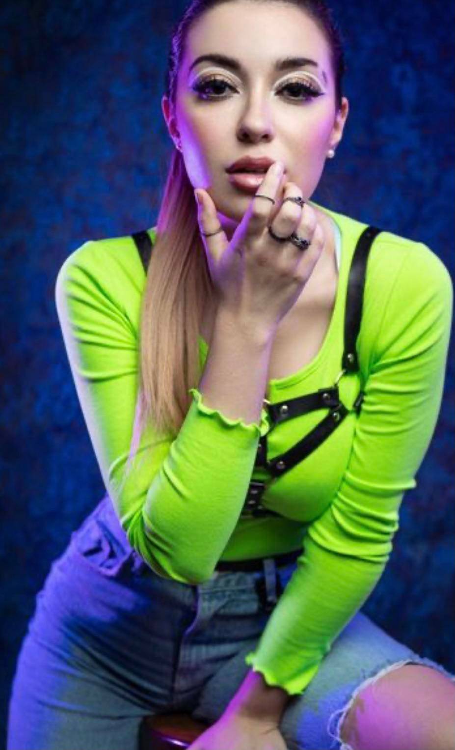 Sie sieht so geil aus | Scrolller