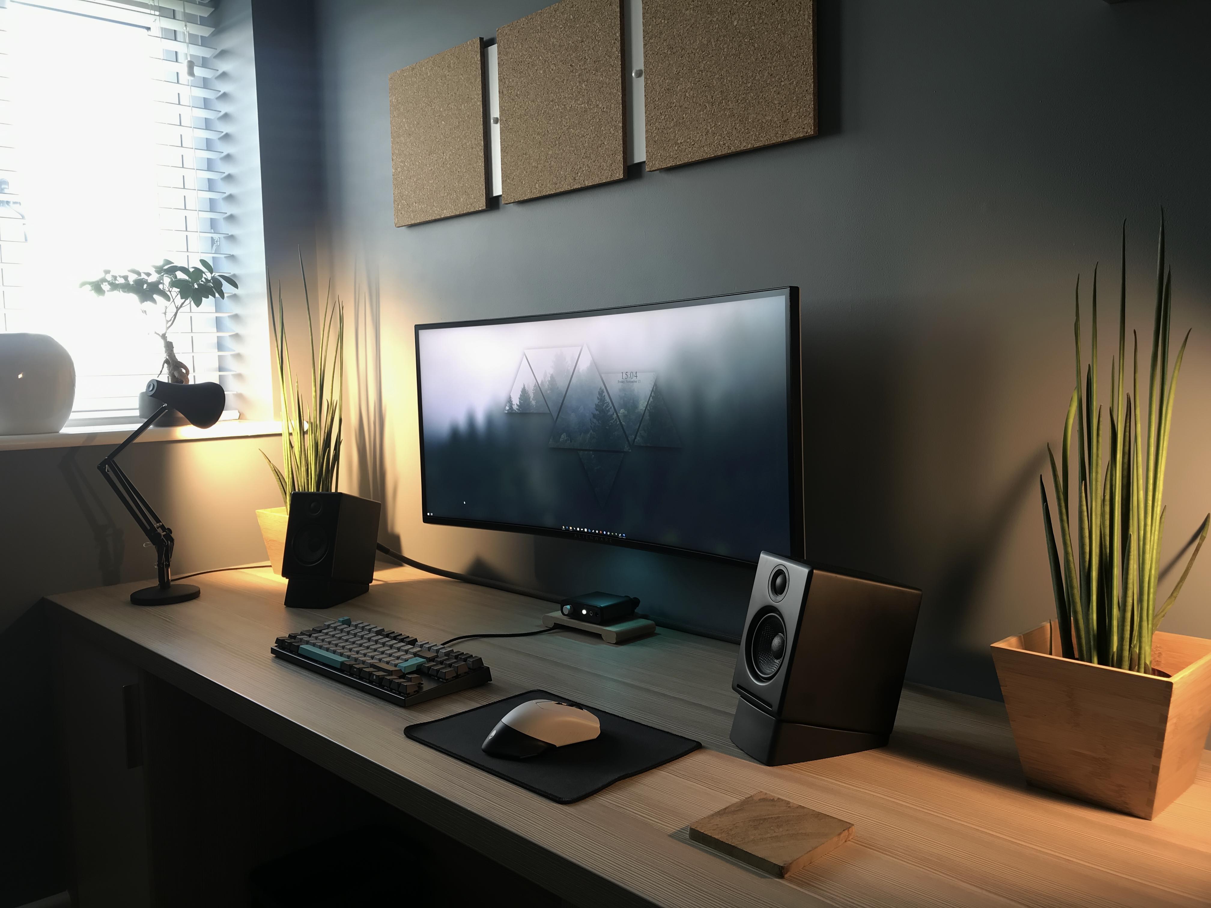 Simple desk setup | Scrolller