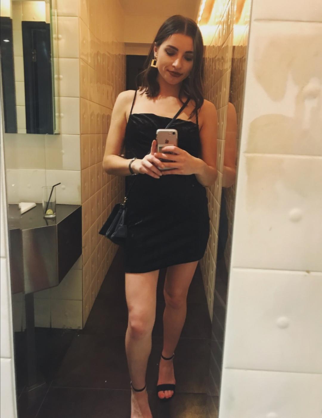 Sister (22) I want to pipe her badddd | Scrolller