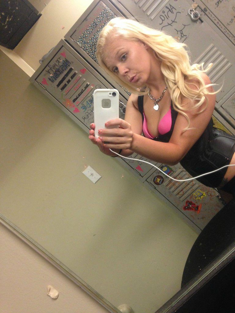 Skinny blond trying to twerk in album (huge AIC) | Scrolller