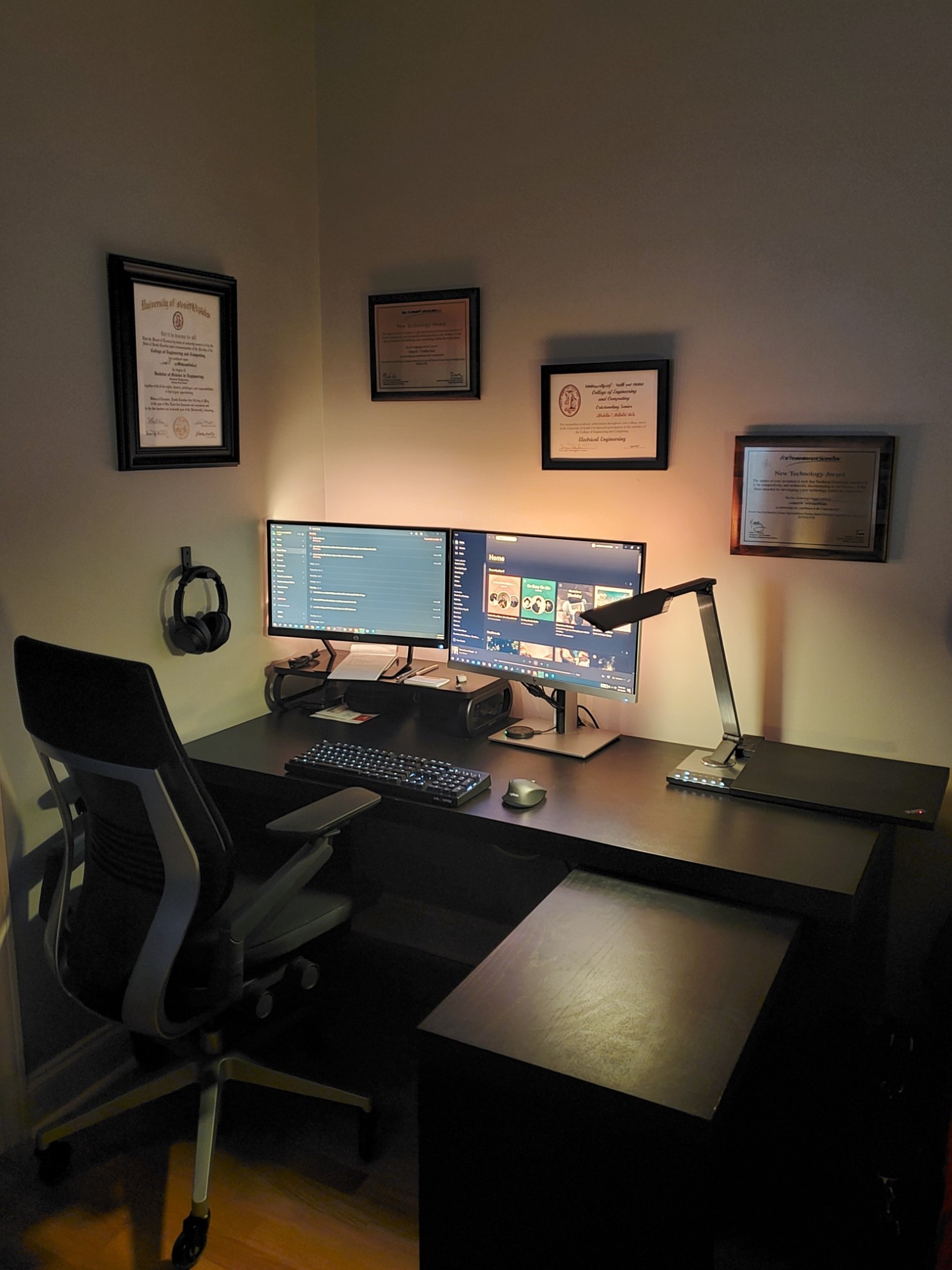 Small corner WFH space | Scrolller