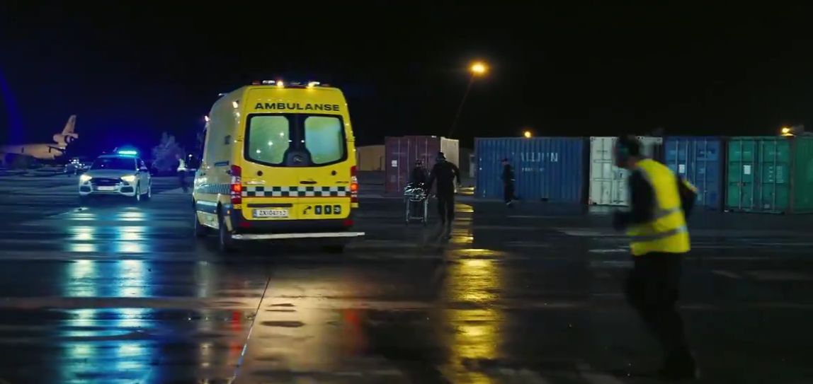 Small detail in 2nd Oslo sequence : You can see the inverted trio just out of the container when ...