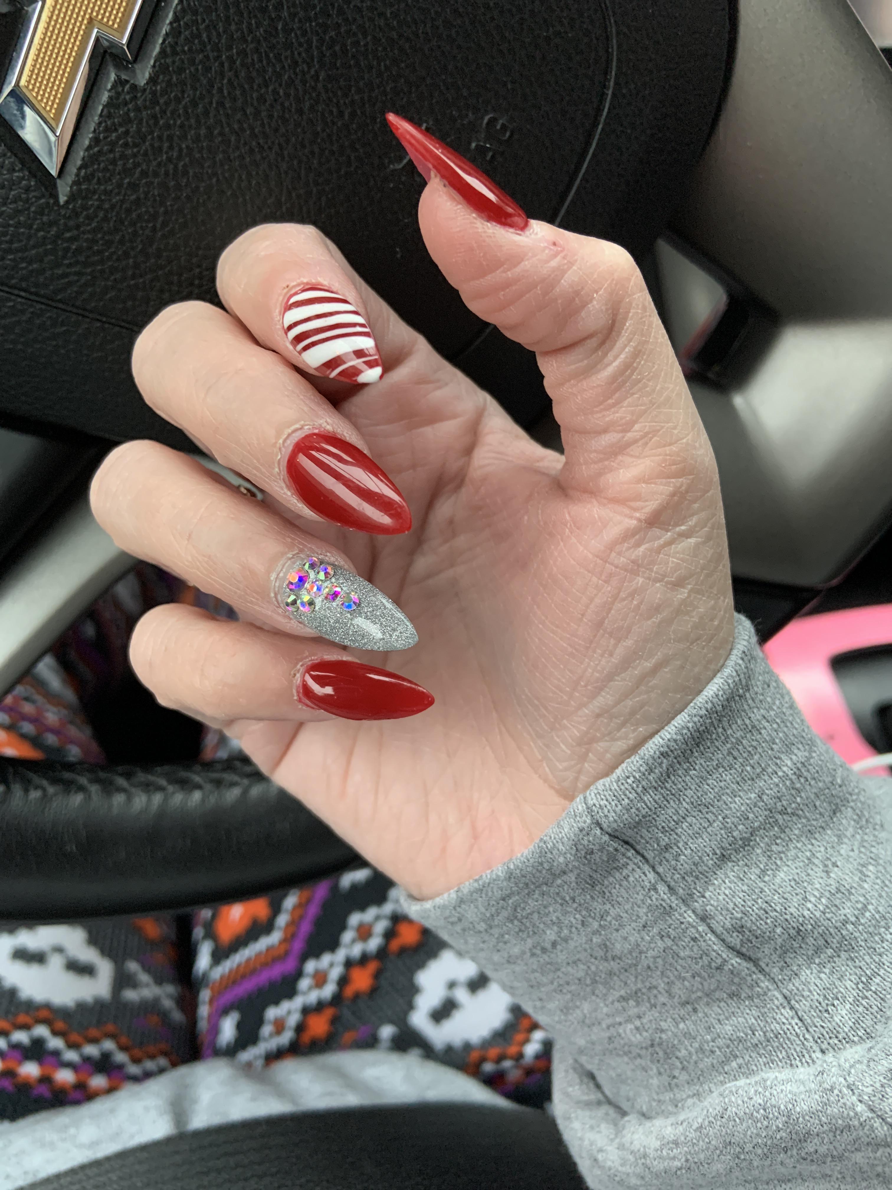 Small hands 🥰 sharp nails 😈 | Scrolller