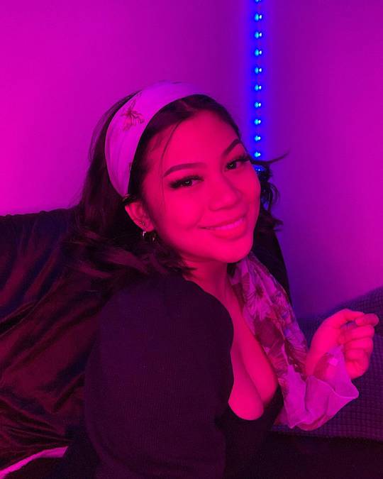 Smile if your busty | Scrolller