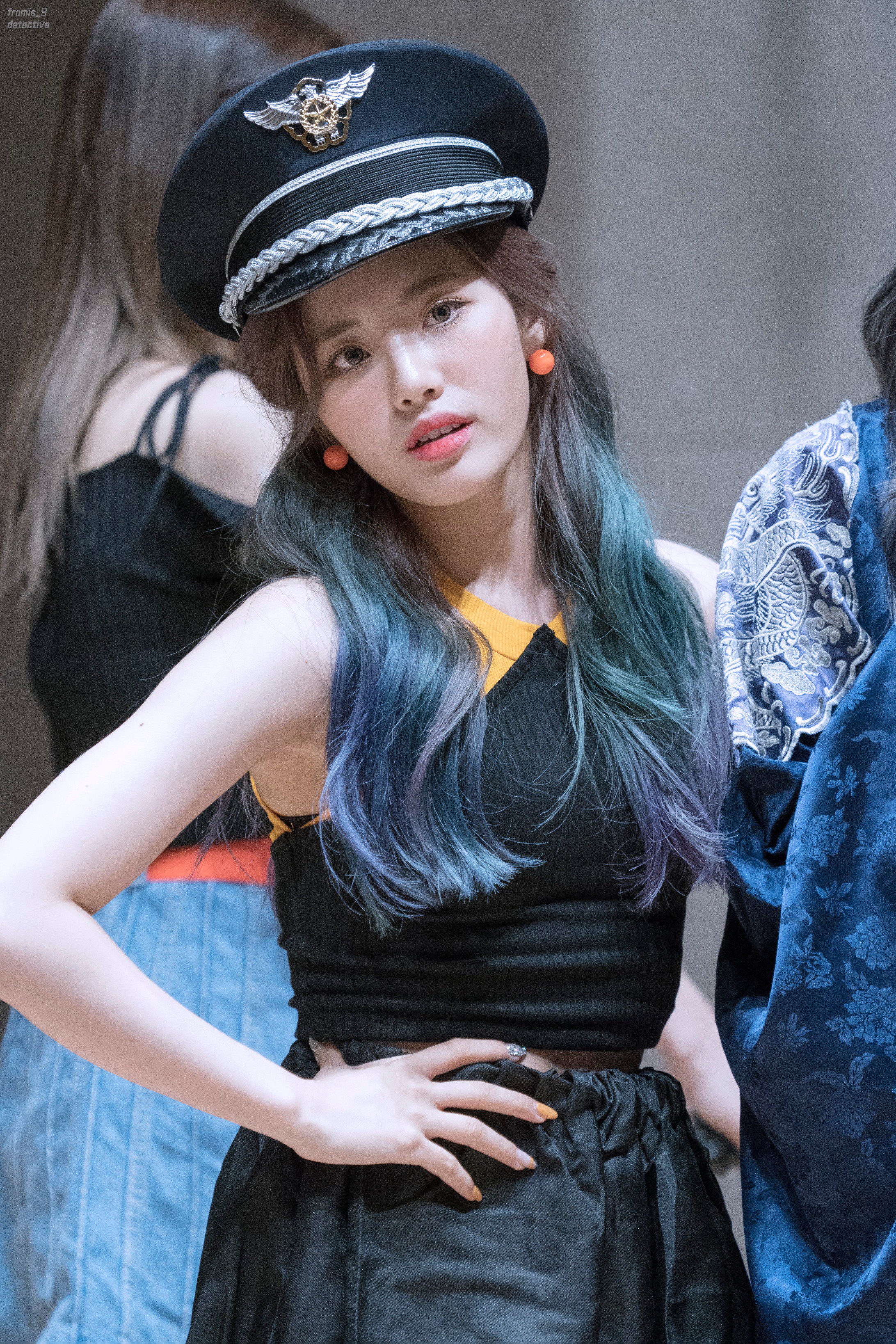 Smol Jiwon wearing a big hat | Scrolller